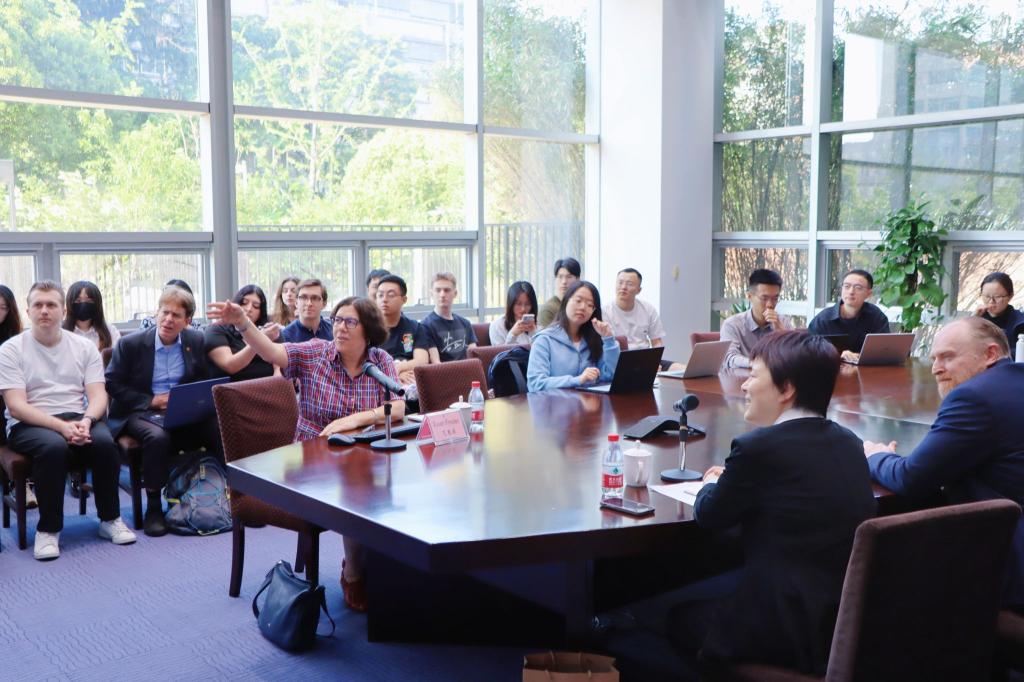 我院长期访问杰出学者Susan Finder(范思深)在南京大学和复旦大学就涉外法治发展发表学术演讲 - 北京大学国际法学院